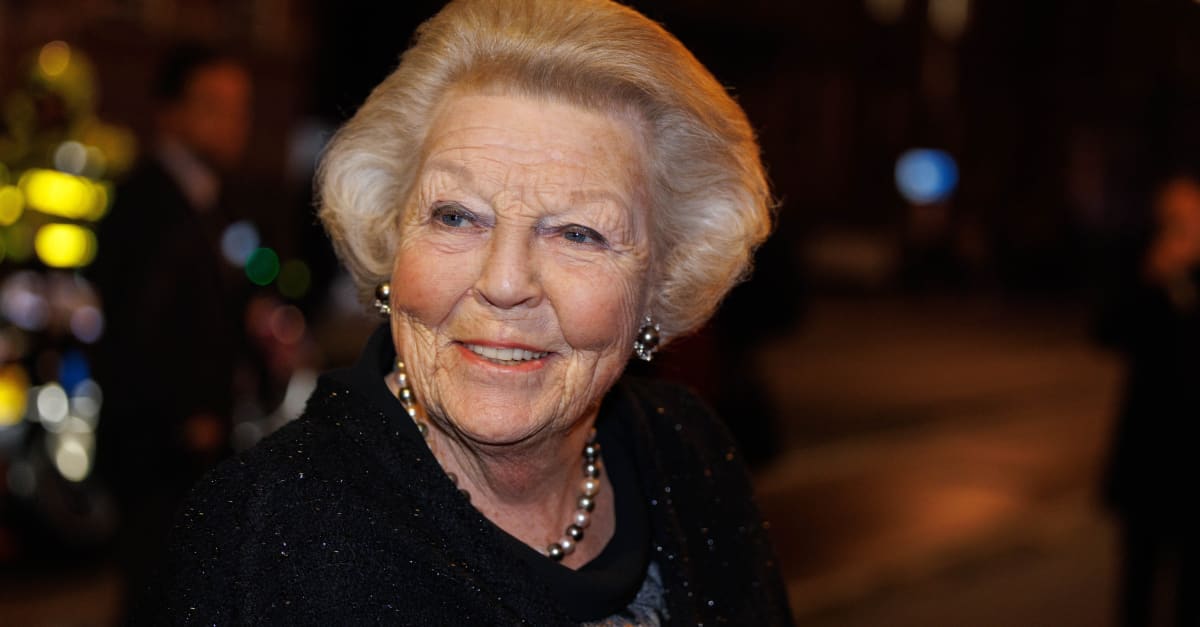 ZIEN: Beatrix valt in slaap tijdens voorstelling op Sint-Maarten ...
