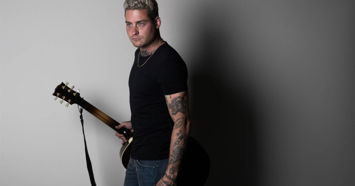 Douwe Bob laat emotioneel van zich horen | Shownieuws Douwe Bob laat emotioneel van zich horen | Shownieuws