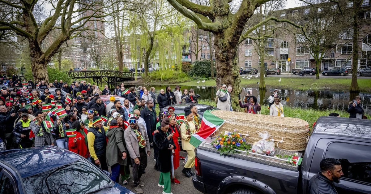 Honderden mensen nemen afscheid van rapper Def Rhymz | Shownieuws