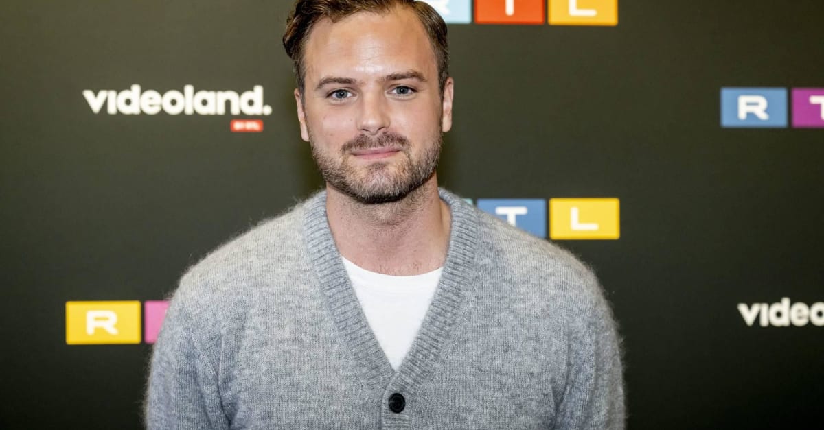 Jim Bakkum staat stil bij bijzondere dag: 'Ontzettend liefdevol' | Shownieuws