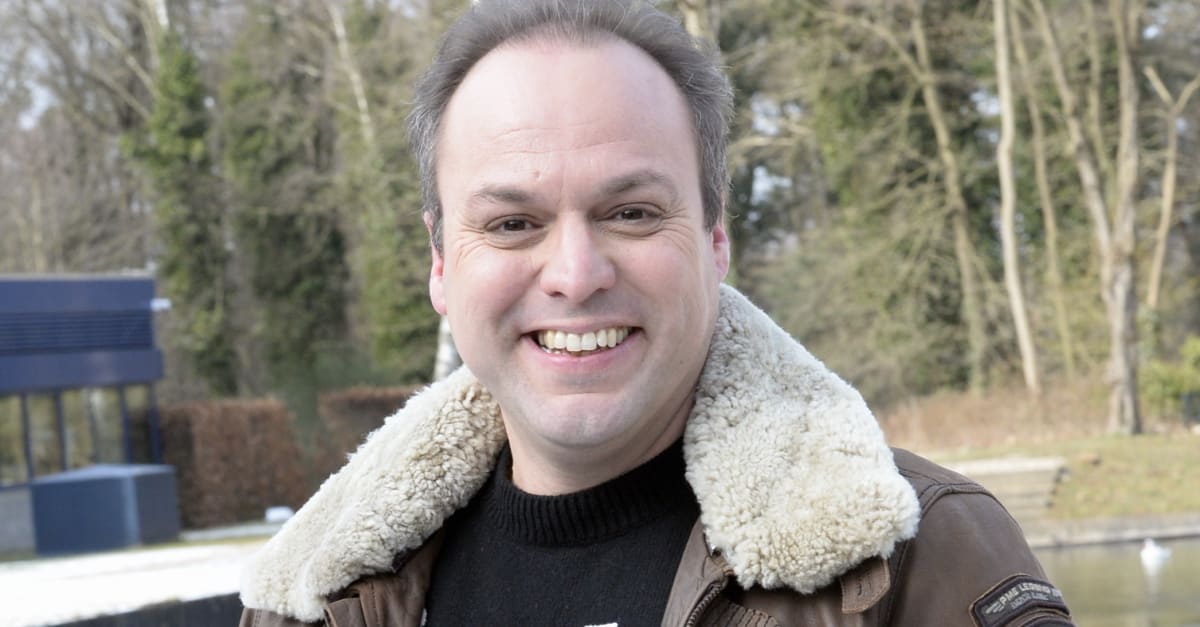 ZIEN: Fan knijpt in de billen van Frans Bauer | Shownieuws