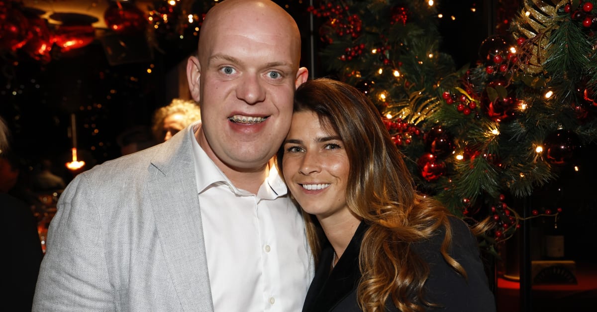 Ex-vrouw Michael van Gerwen spreekt, blijkt inderdaad zwanger | Shownieuws
