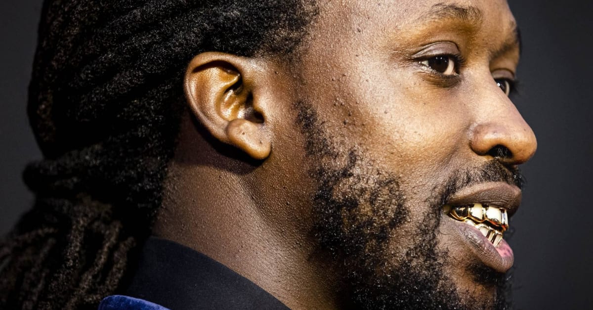 Akwasi trapt Omroep Zwart af met muziekmarathon van 168 uur | Shownieuws