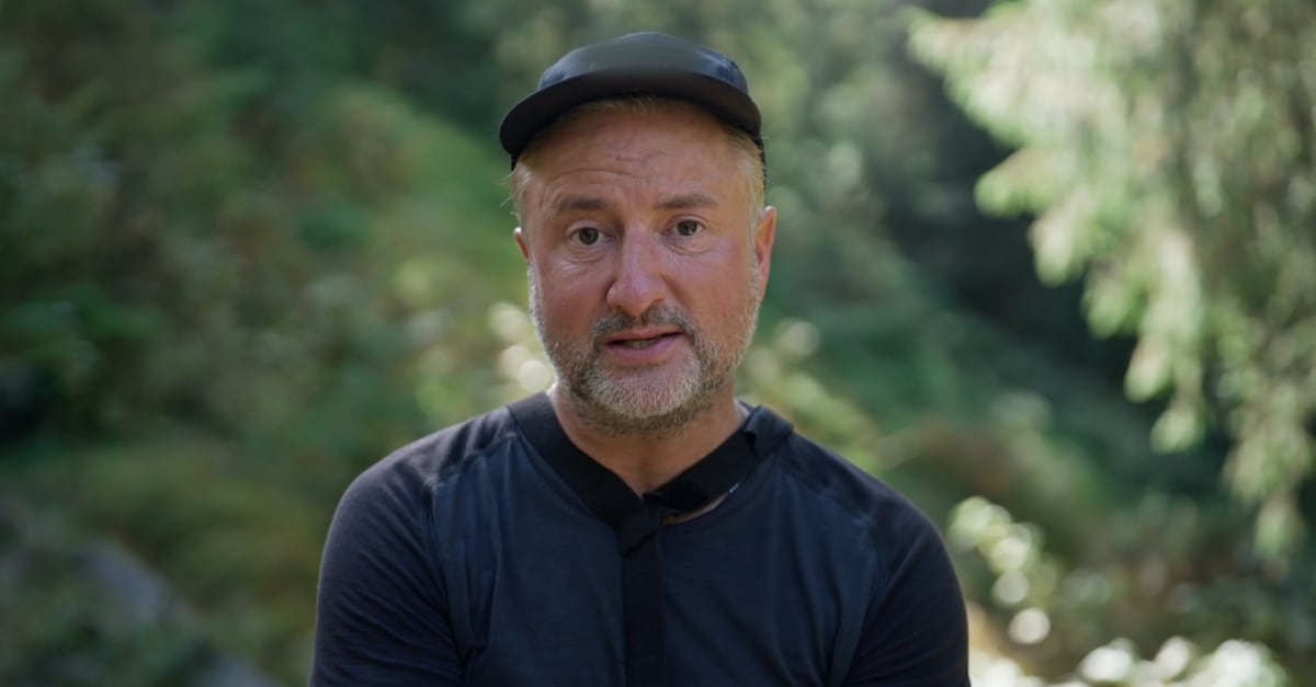 Ray geïrriteerd: Dennis is zijn helm kwijt