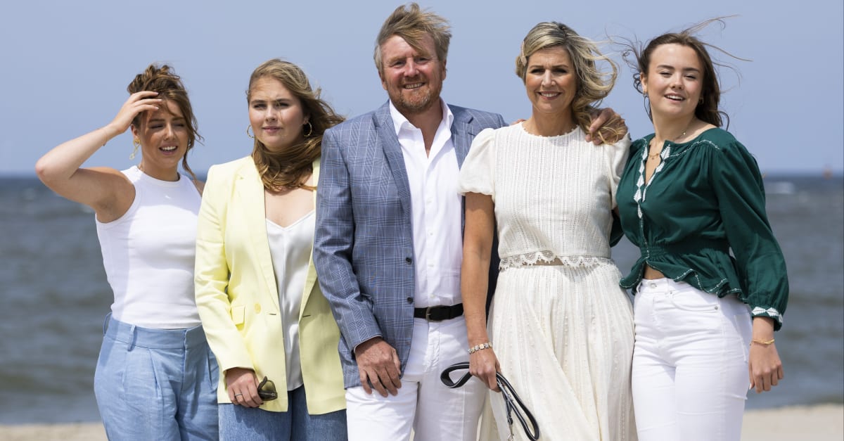 ZIEN: Willem-Alexander en gezin poseren op het strand voor de pers ...