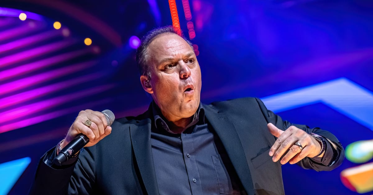 ZIEN: Optreden Frans Bauer krijgt bizarre wending | Shownieuws