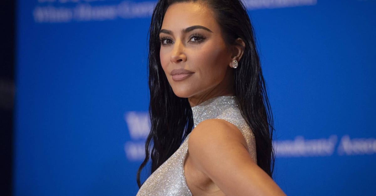 Kim Kardashian staat vader van slachtoffer schietpartij Texas bij ...