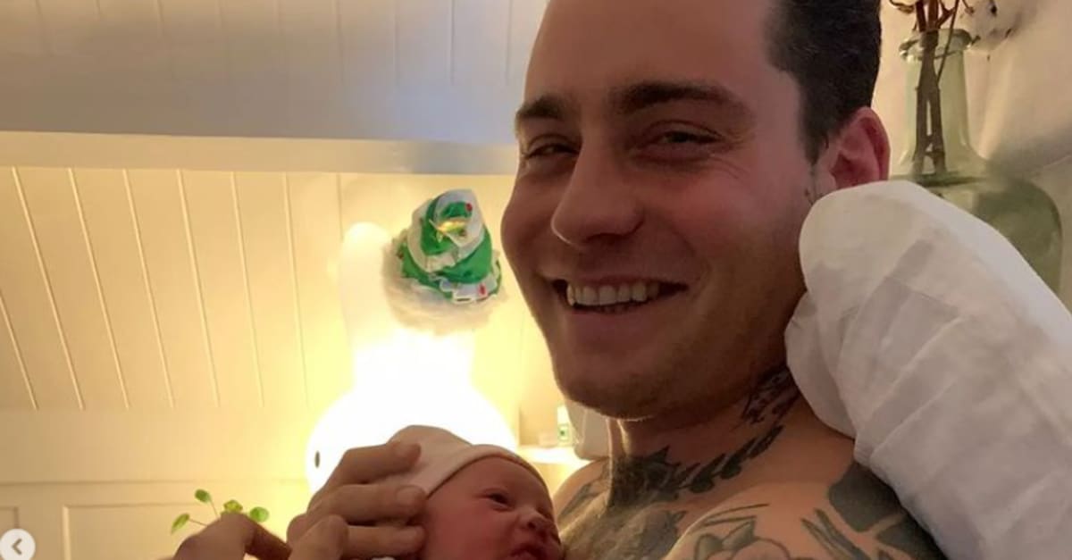 Foto Douwe Bob en baby verbaast fans: 'Twee druppels water!' | Shownieuws