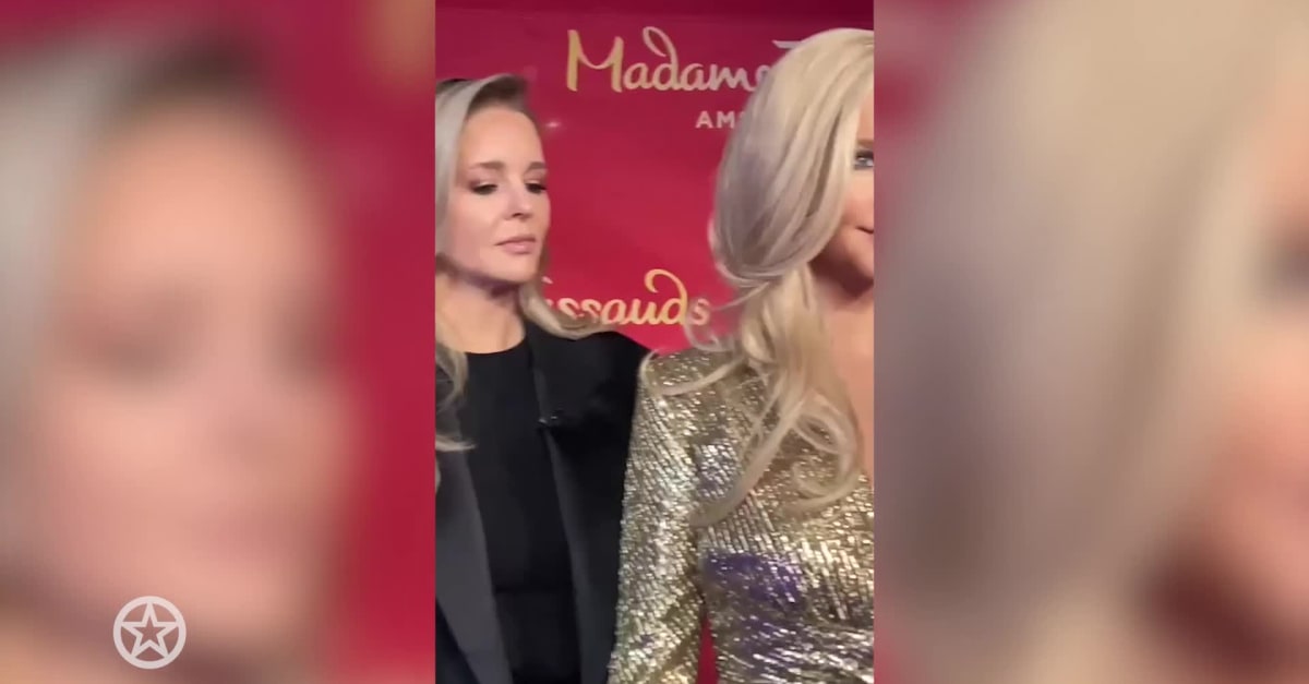 Chantal Janzen naast eigen wassenbeeld