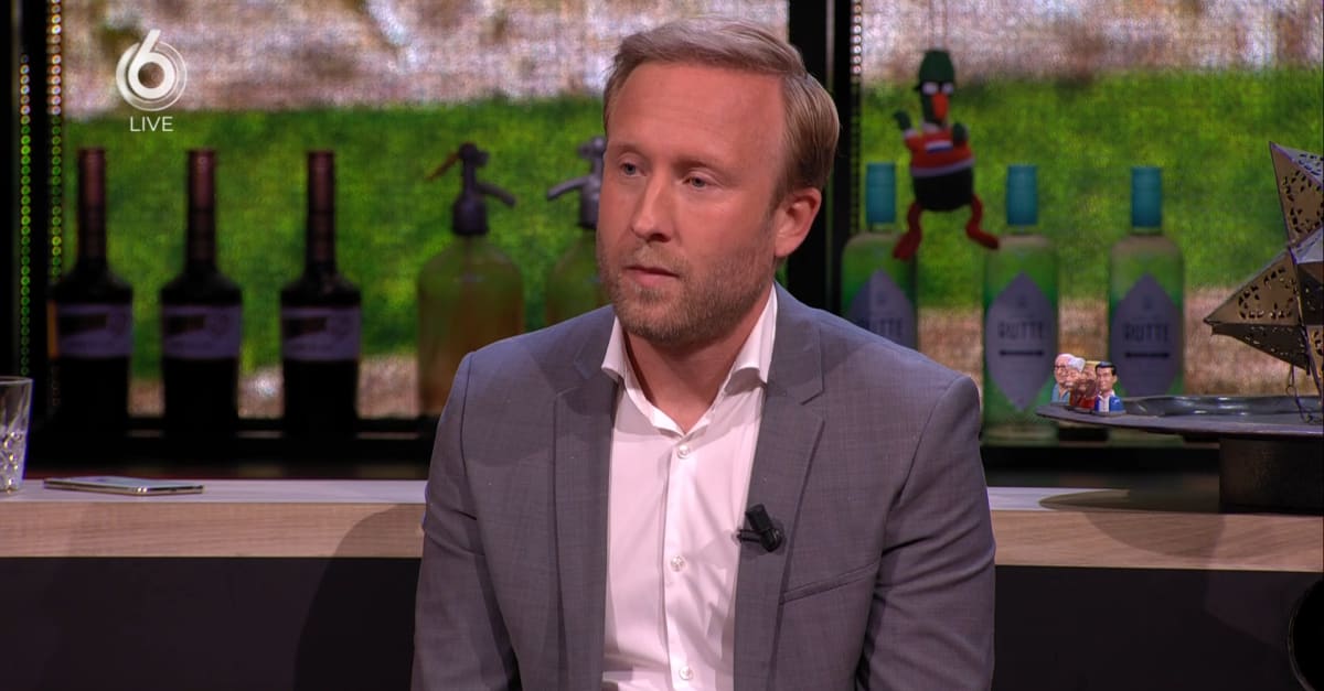 Moeder Raymond Mens boos op zoon na uitspraak in Oranjezondag | Shownieuws