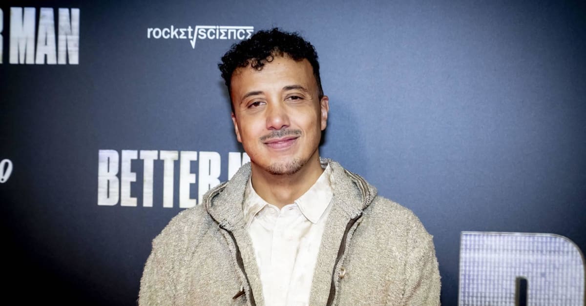 ZIEN: RTL Boulevard-presentator maakt flinke smakkerd | Shownieuws