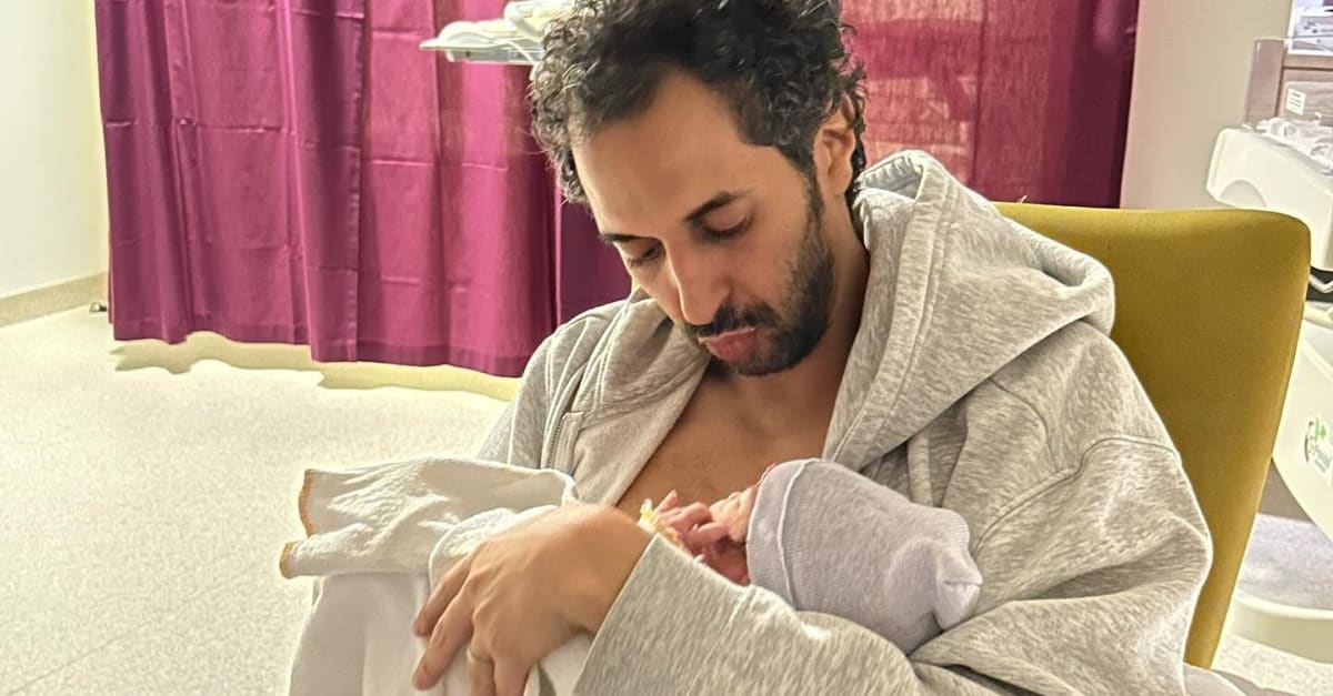 Acteur Achmed Akkabi is vader geworden | Shownieuws