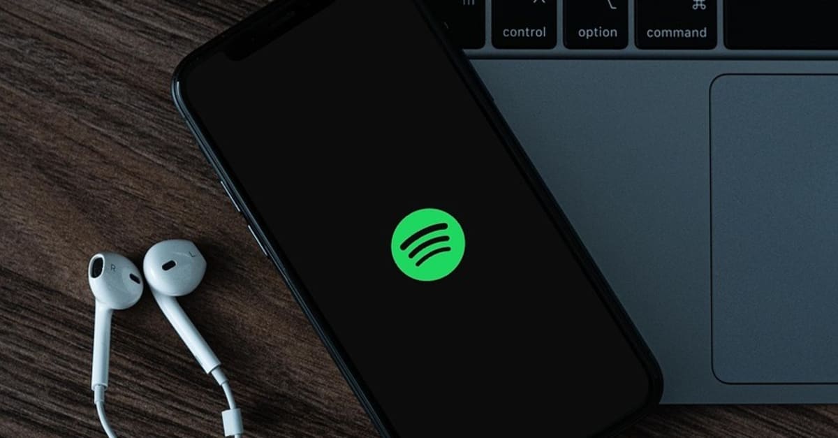 Nederlandse ex-rapper roept op niet meer naar zijn muziek te luisteren ...