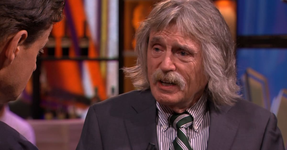 Felle kritiek op Johan Derksen na uitspraken over oorlog Hamas en Israël | Shownieuws