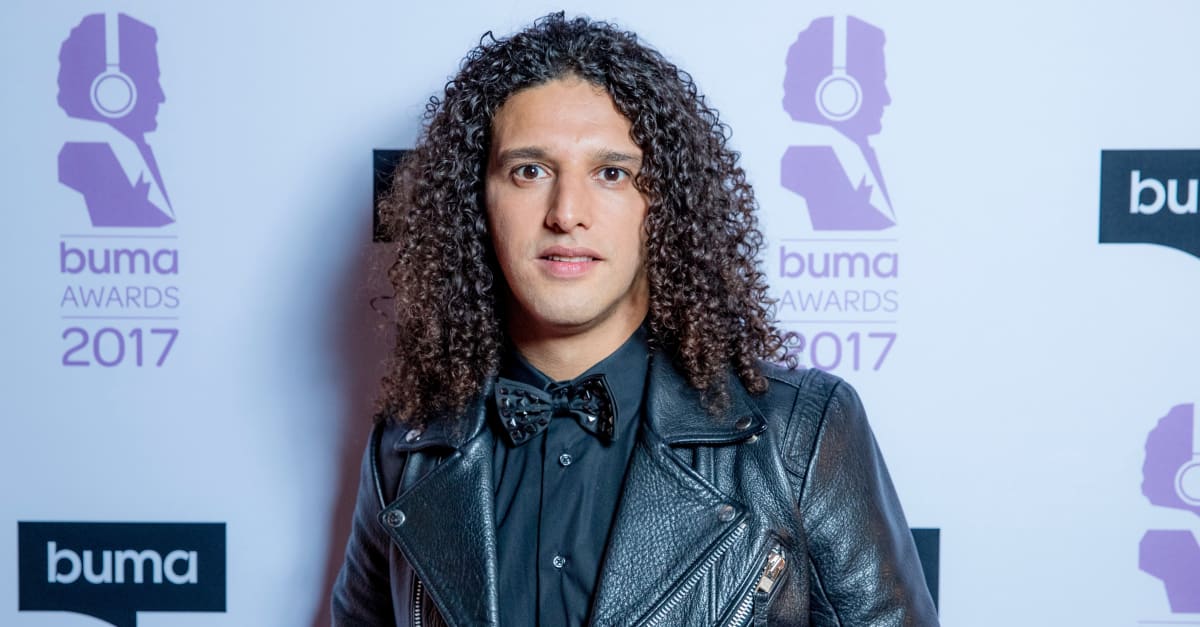 Ali B duikt rappend op in studio | Shownieuws