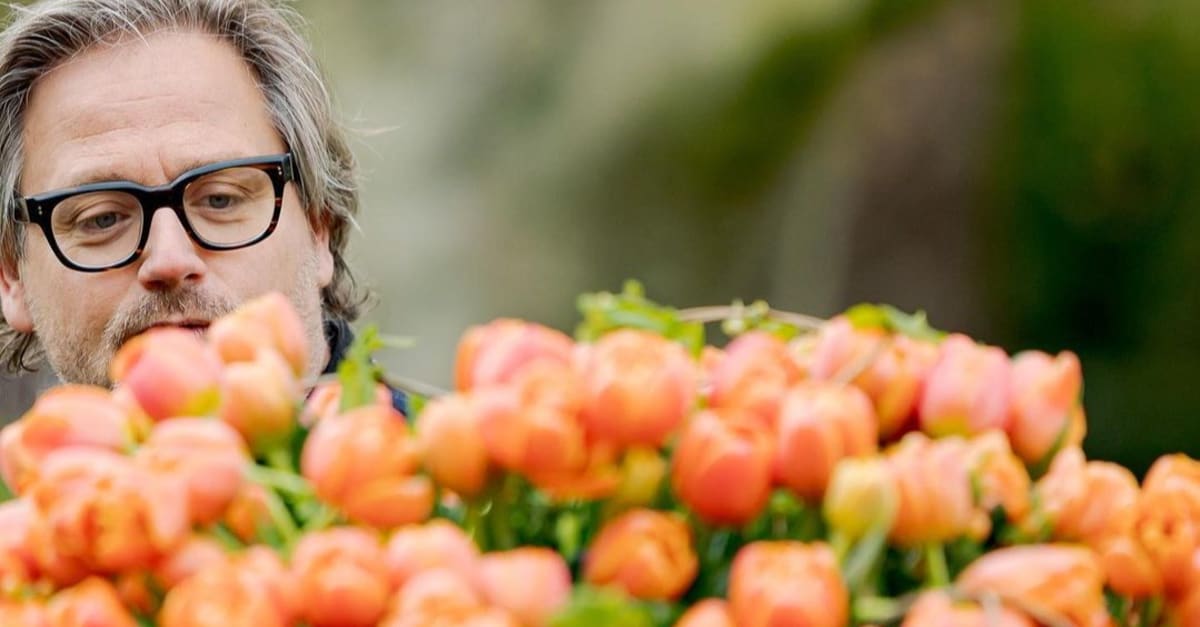 Guus dolblij met eigen tulp | Shownieuws