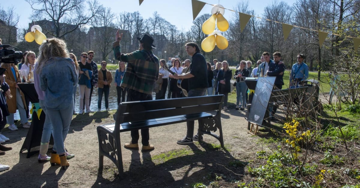 Vrienden overleden Ruud ten Wolde onthullen herinneringsbankje | Shownieuws