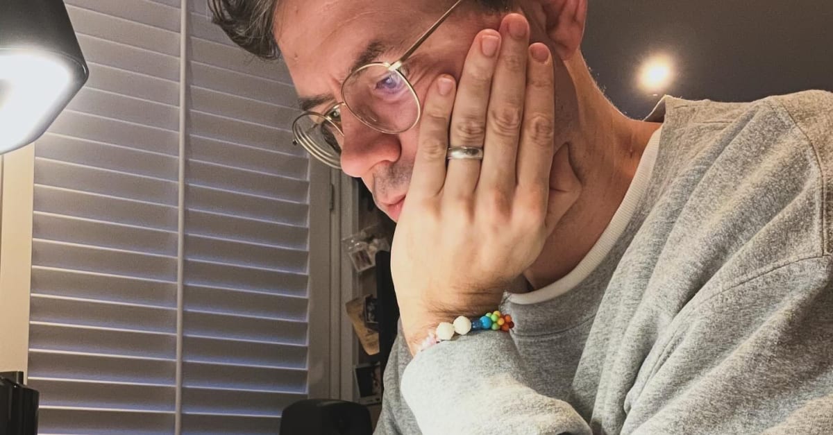 Fan doet opvallende ontdekking over uiterlijk Simon | Shownieuws