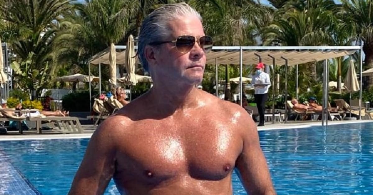 Dries Roelvink geeft antwoord: Dit zit onder gele zwembroek | Shownieuws