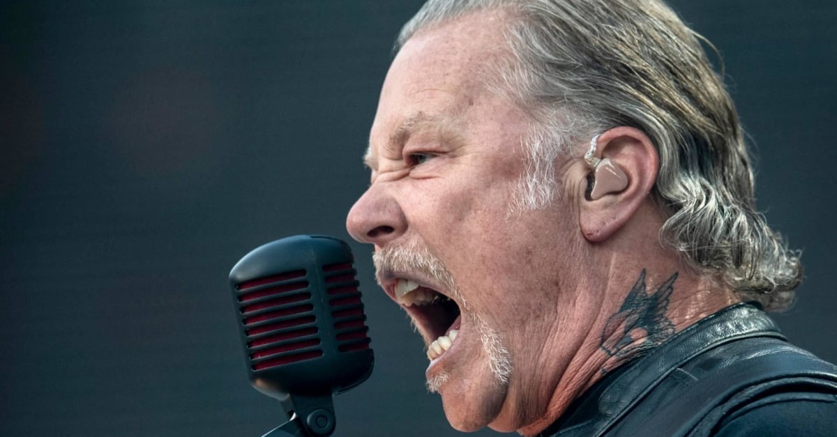 Metallica-zanger James Hetfield terug op podium na rehab | Shownieuws