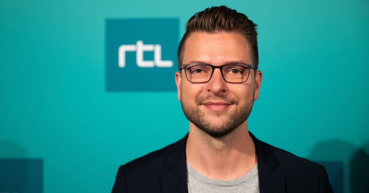 RTL-presentator Robbie Kammeijer speelt Skyfall op orgel | Shownieuws