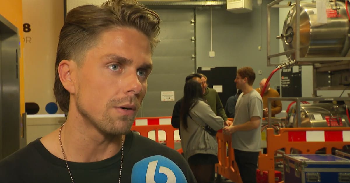 ZIEN: André Hazes showt afgetrainde lichaam | Shownieuws