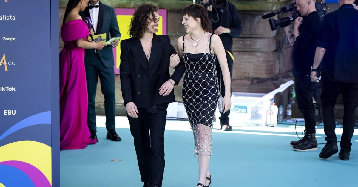 Mia Nicolai vraagt Harry Styles ten huwelijk op turquoise loper ...