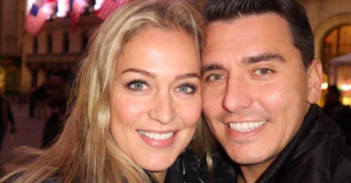 ZIEN: Jan Smit deelt trots bikinifoto van vrouw | Shownieuws