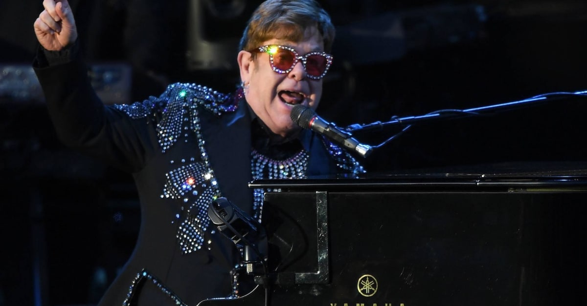 Elton John belt Ed Sheeran elke dag sinds coronabesmetting | Shownieuws