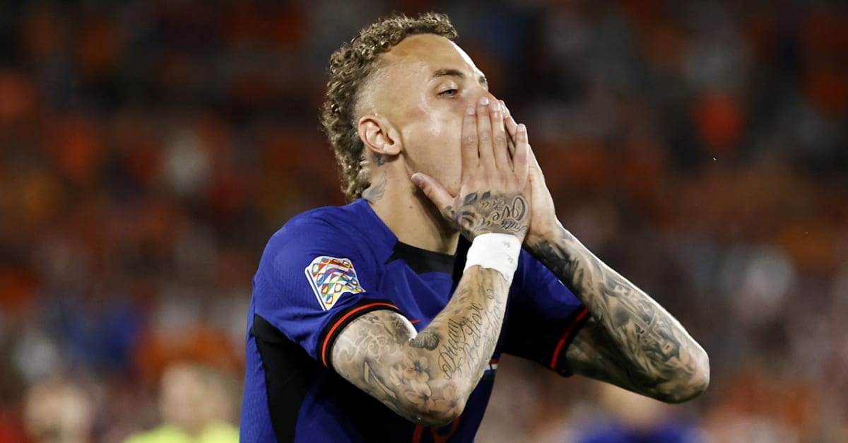 Noa Lang tijdens eerste training bij PSV geblesseerd van het veld ...