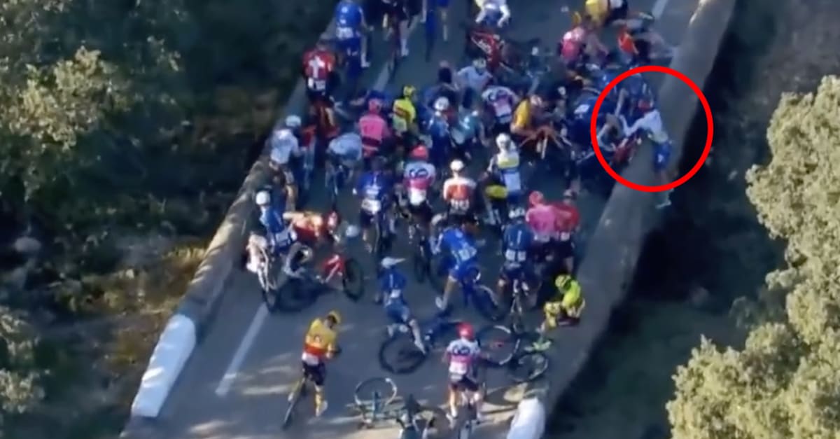 Video: Franse wielrenner bungelt aan brug na massale valpartij ...