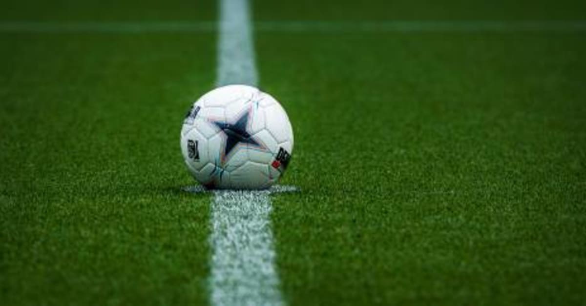 Oud-scheidsrechter Van Ravens (96) overleden | Vandaag Inside