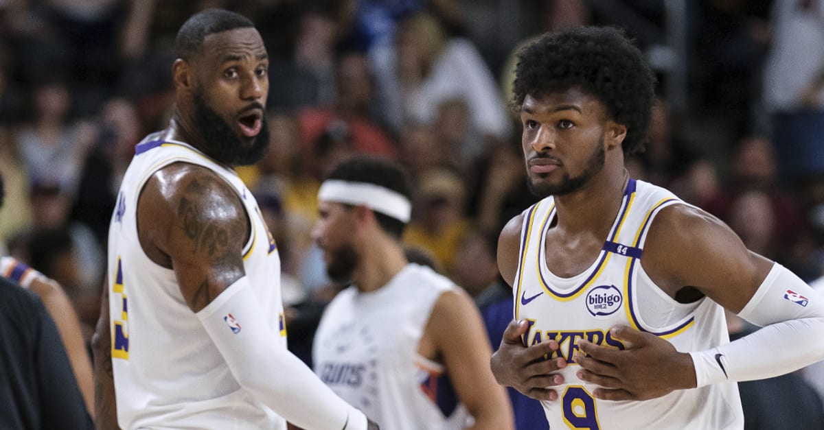 Basketballer LeBron James speelt eerste wedstrijd met zoon Bronny ...