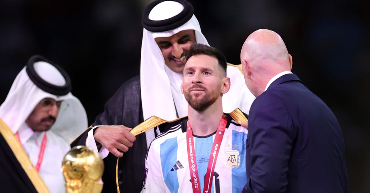 Waarom Lionel Messi een zwart gewaad kreeg bij de uitreiking van de WK ...