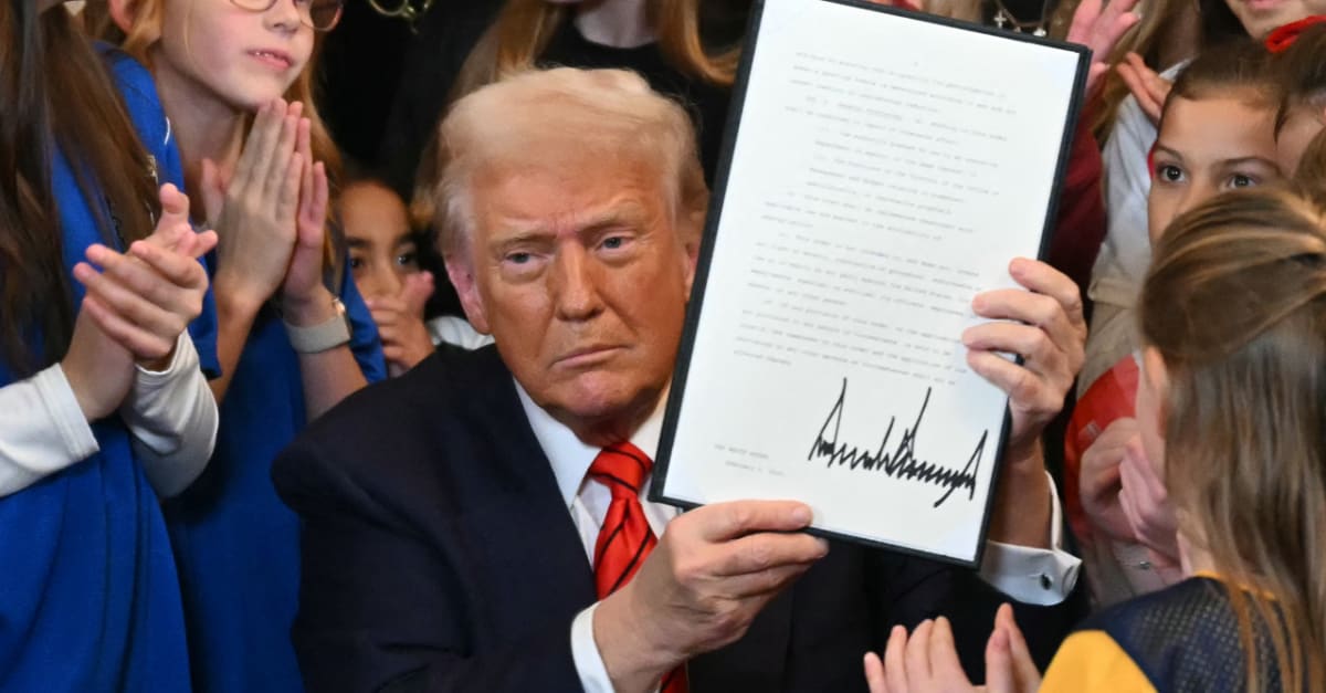 Trump tekent decreet dat transgenders uit vrouwensport moet weren ...