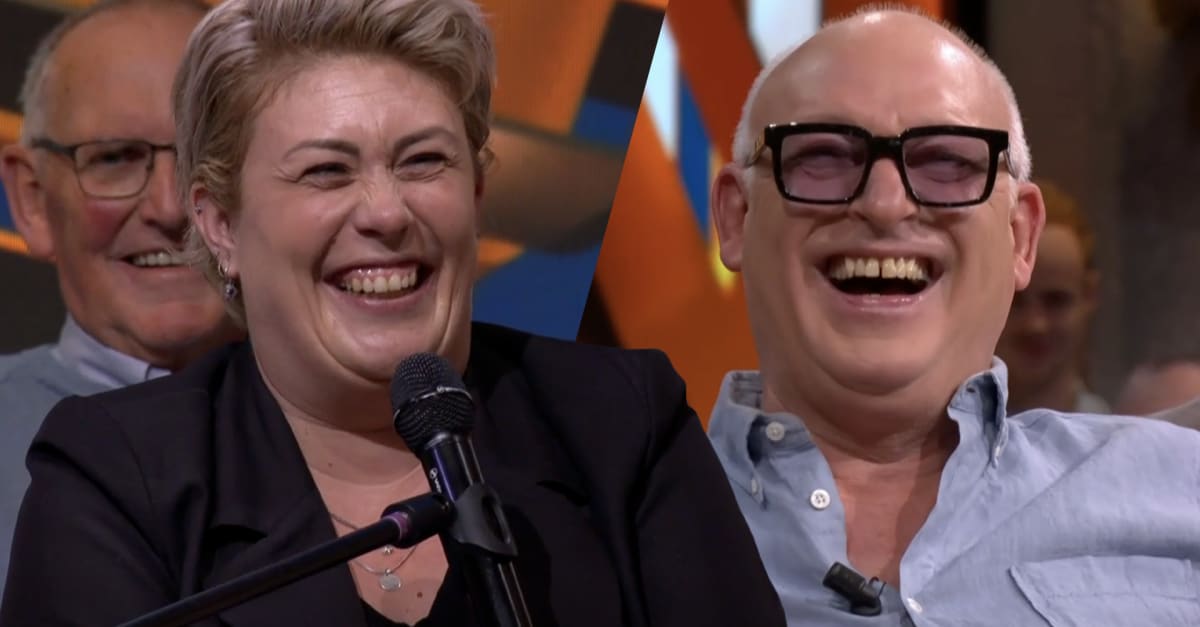 Vrouw in het publiek vertelt dat René ooit iets met haar moeder heeft gehad: 'Kan ze nog lopen?'