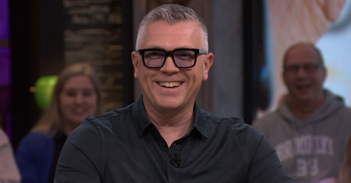 Wouter de Winther probeert bril van René uit: 'Dat past bij jouw imago ...