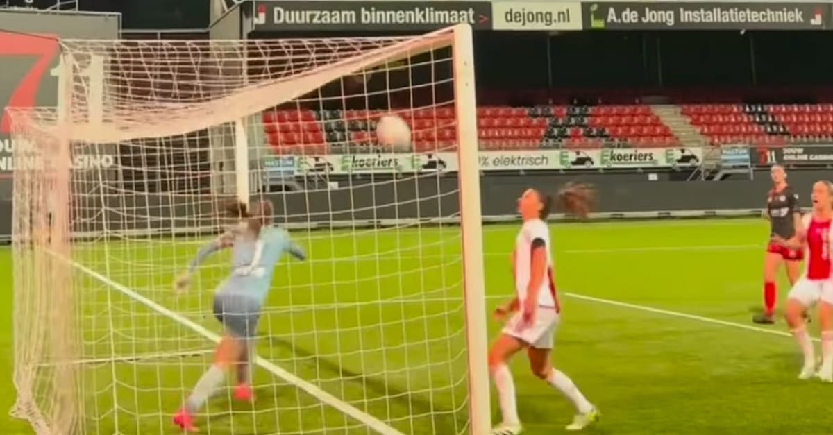 Zien! Krankzinnig doelpunt Ajax Vrouwen: keepster Excelsior compleet ...