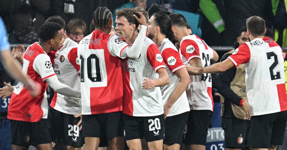 Feyenoord-selectie staat met spandoek stil bij gemis uitfans in Rome ...