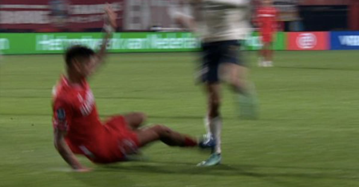 FC Twente met tien man verder tegen PSV na VAR-ingreep: rood Hilgers | Vandaag Inside