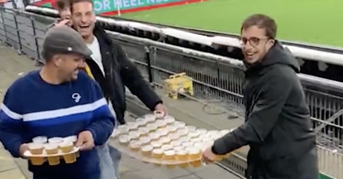 Video: De Graafschap-fans halen 54 biertjes tijdens wedstrijd | Vandaag ...