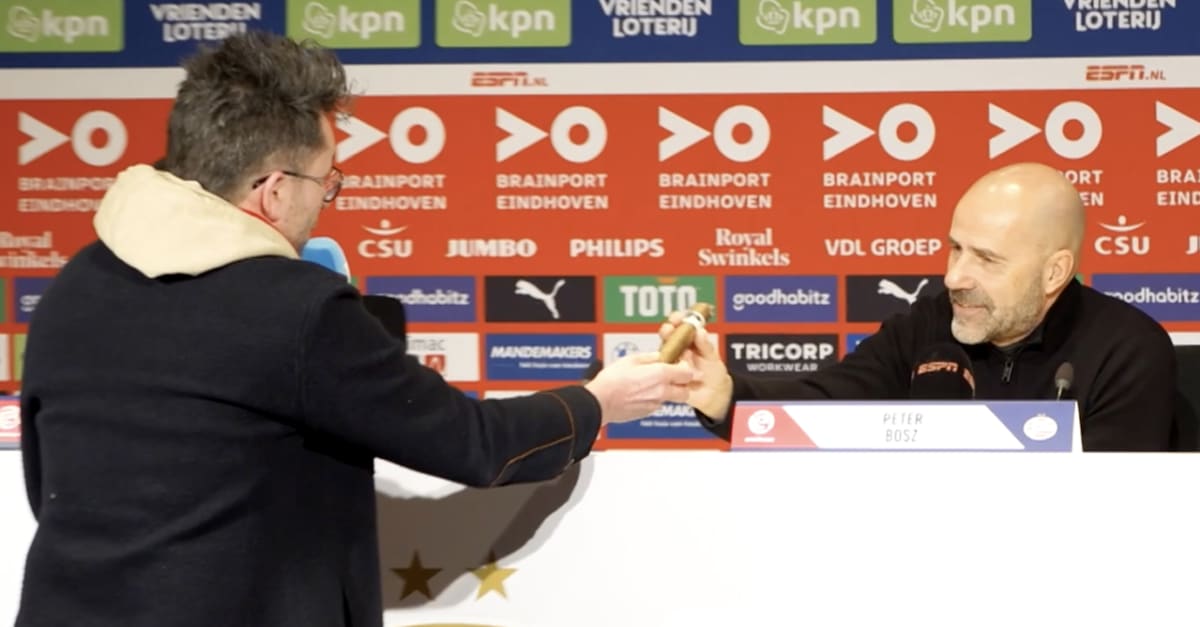 Tom Staal is op bezoek in Eindhoven en overhandigt dikke sigaar aan ...