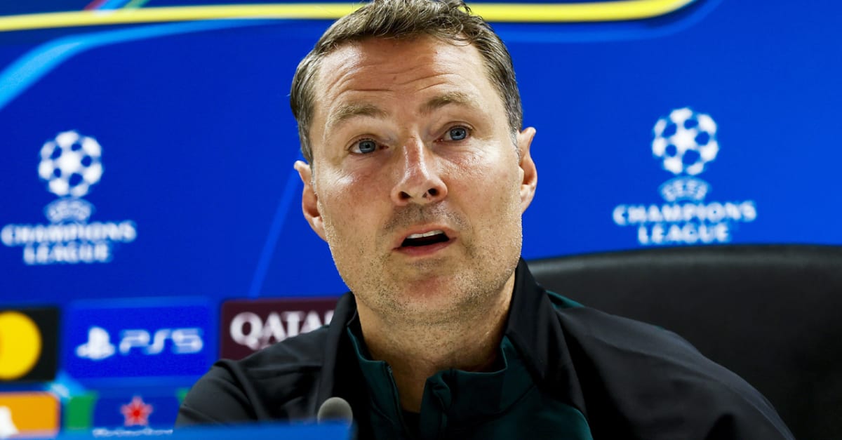 Brian Priske lijkt te hinten op einde van 'huddle' bij Feyenoord ...