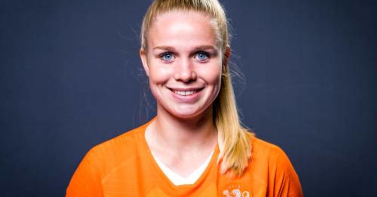 Van Es ondanks gebroken middenhandsbeentje in basis | Vandaag Inside