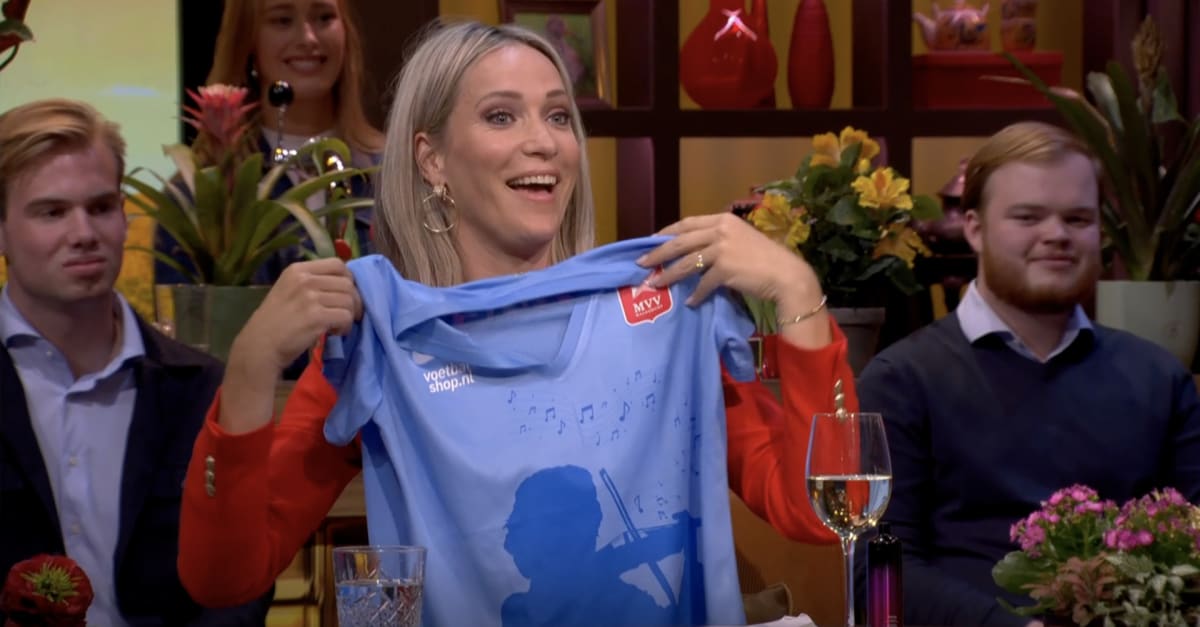 Hélène onthult André Rieu-shirt van MVV: 'Hier slaap ik vannacht in, ik ...