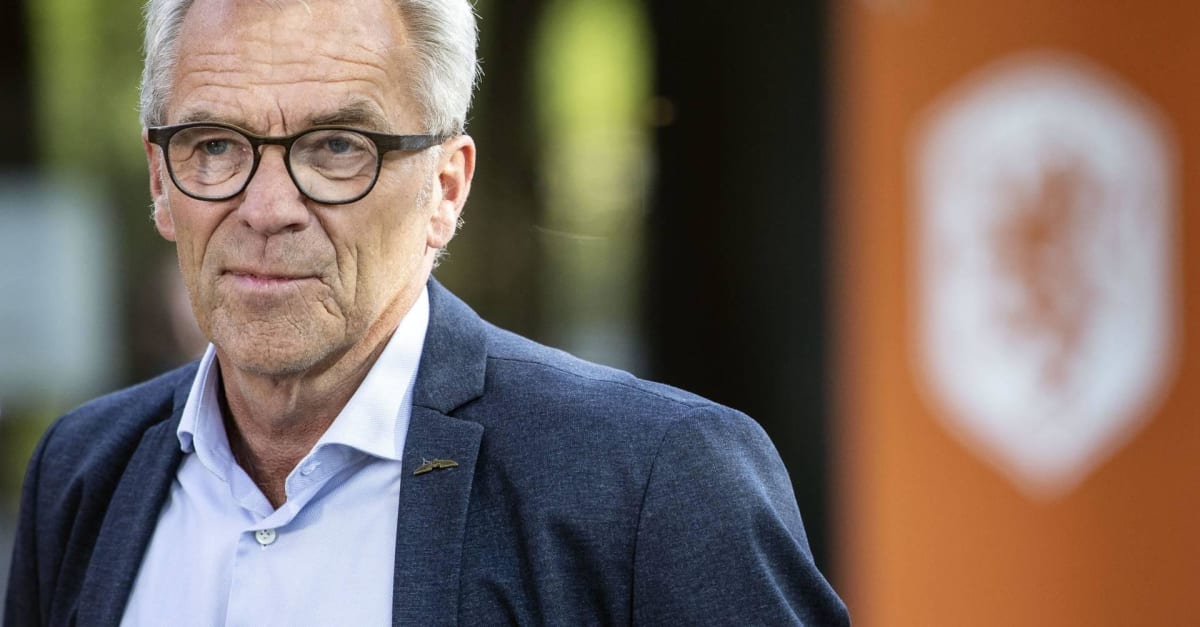 KNVB-directeur Gudde gaat met de schaal naar Alkmaar | Vandaag Inside