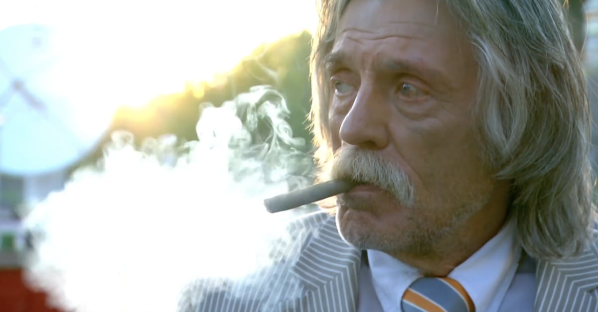 GOUD! Johan Derksen krijgt eigen tribune zodat hij tóch kan roken ...