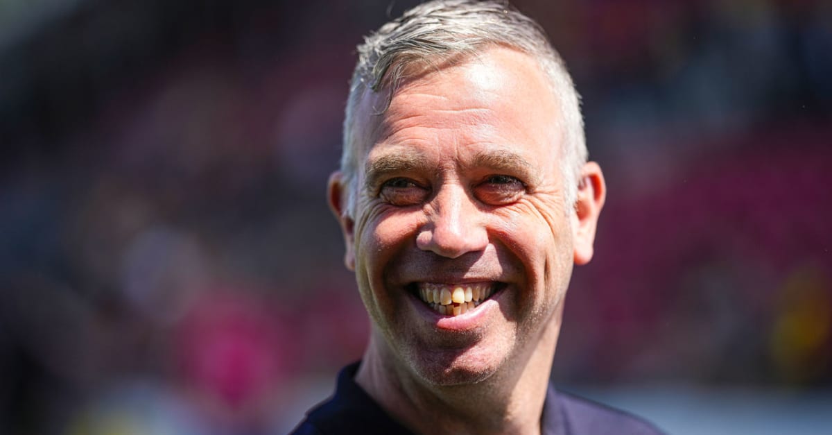 Go Ahead bevestigt vertrek trainer Hake naar Manchester United ...