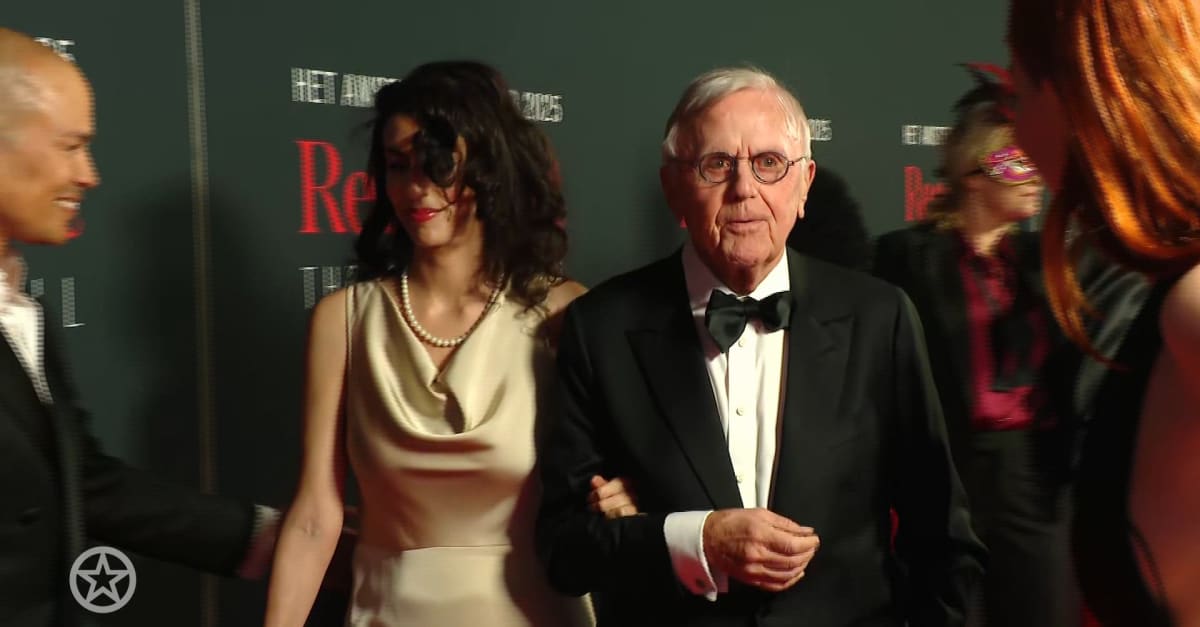 Harry Mens verschijnt met verrassende dame op de rode loper