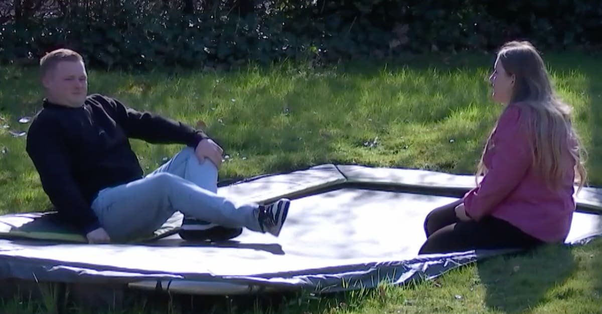 Lang Leve de Liefde-deelnemer Merlijn kan scheet niet bedwingen: ‘Poh ...